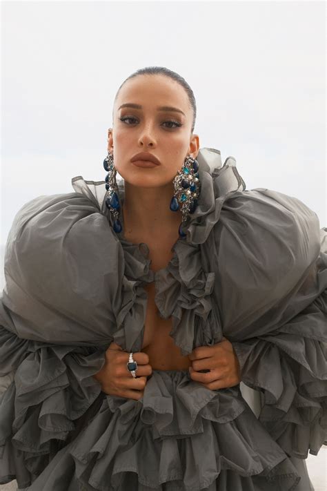 Livia Nunes Elege Make Clássica E Look Saint Laurent Para Evento Do