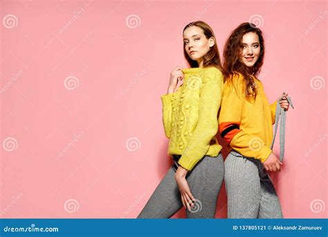 Due Belle Ragazze Splendide Sorridenti Sexy Che Esaminano Macchina