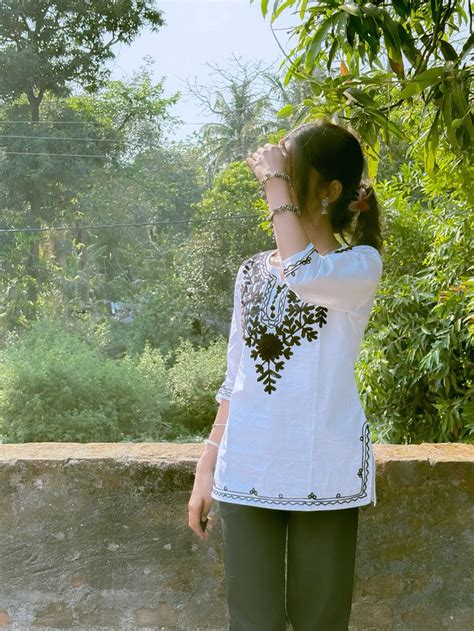 Insta Daisy Ar02 In 2025 Quick Outfits Girly Photography Cute Photo Poses