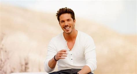 Nίκος Οικονομόπουλος Γίνεται ντοκιμαντέρ η ζωή του πατρινού τραγουδιστή Detegr