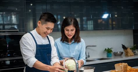 집에서 부엌에서 음식을 요리하는 부부 여자와 남자는 야채 아내 남편의 건강한 식사 음식으로 함께 행복합니다 사진 Unsplash의 야채 이미지