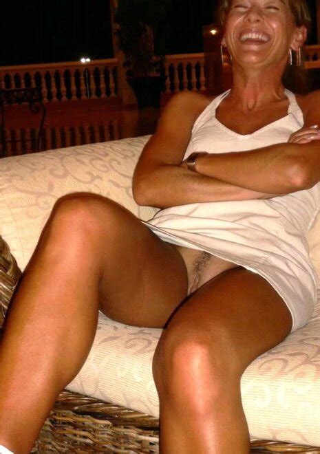 Sticky Finger Time 140527 Mature Wife Oops Reveals Her Naked Pussy