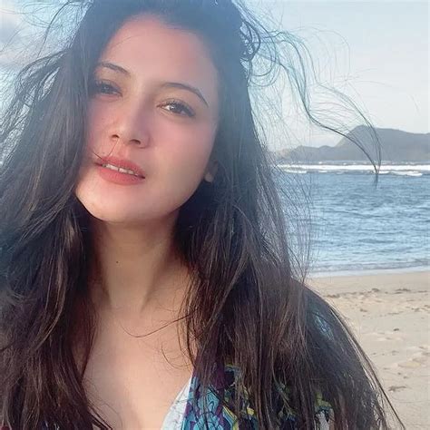 8 Potret Fera Feriska Istri Fathir Muchtar Yang Tetap Cantik Di Usia