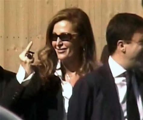 Daniela Santanche Dito Medio