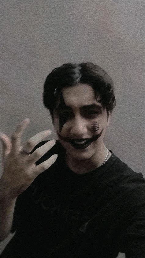 احسان ابراهیمی On Linkedin 2 سال حبس برای احسان ابراهیمی سید داوود در توییتر ، توییتی گذاشت که