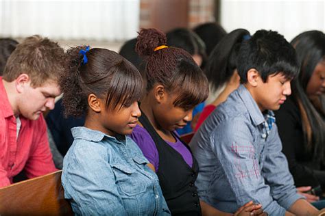 2 300 Teen Praying In Church Fotos De Stock Imagens E Fotos Royalty