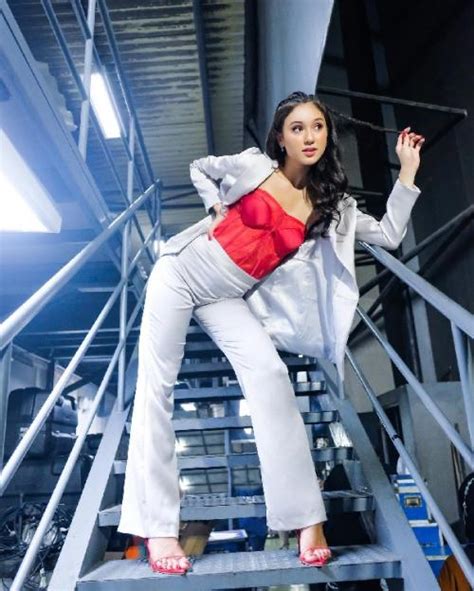 6 Potret Seksi Yasmin Napper Yang Didoakan Netizen Berjodoh Dengan