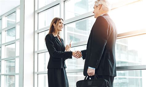 여성 남성 및 비즈니스 계약 또는 악수 사무실에서 만나는 것을 환영하거나 감사합니다 B2b 또는 팀워크를 위한 인사와 파트너십 악수와 신뢰 거래를 위한 직장에서의 협업 2