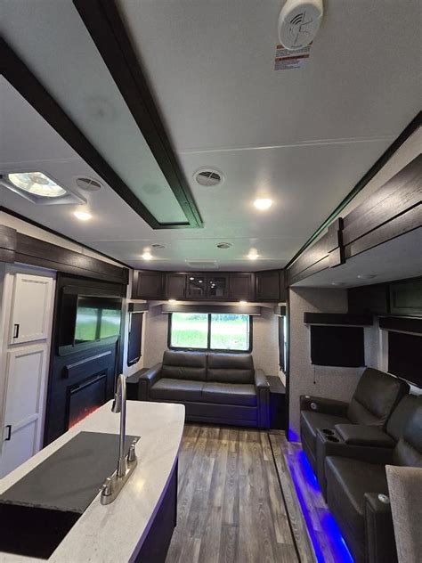 Used 2022 Highland Ridge Roamer 354mbh Fifth Wheel For Sale In Belg