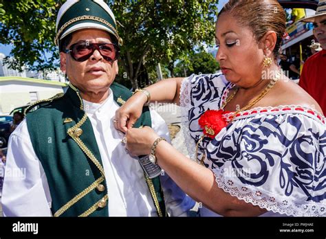 Miami Floridalittle Havanacalle Ochoeighth 8th Streettres Reyes