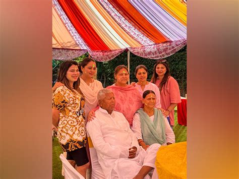 Rjd Leader Lalu Yadav Celebrates Holi With His Wife Rabri Devi And Daughters Rohini Acharya