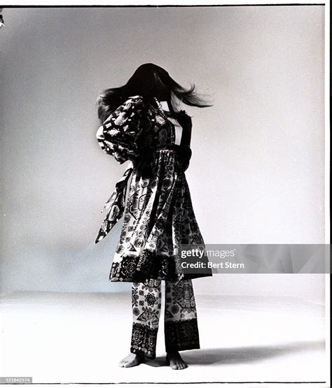 Ali Macgraw Actress Wearing A Mididress With Matching Pants Sashed