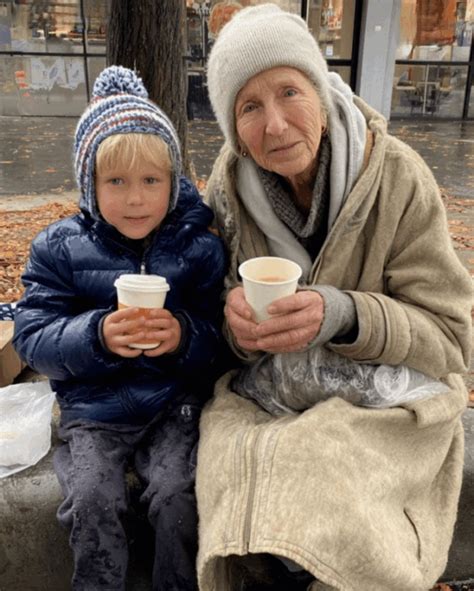 Ich Kaufte Essen Und Bustickets Für Eine Oma Und Ihren Kleinen Enkel