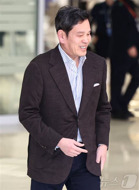 밝은 표정으로 귀국하는 정용진 회장 네이트 뉴스