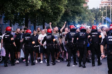Fotos Llegada De Los Aficionados Del Inter De Milán A Anoeta