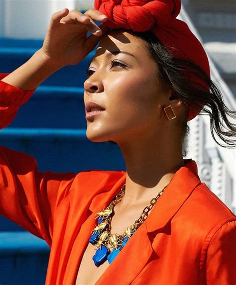 17 Poses For Portrait Photography — With Great Examples