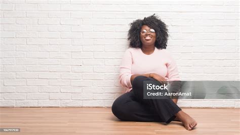 재미 있는 표현을 행복 밖으로 혀를 내민 집에서 바닥에 앉아 젊은 아프리카계 미국인 여자 감정 개념입니다 가을에 대한 스톡 사진 및 기타 이미지 Istock