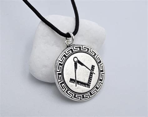 Pendente Massonico Raffigurante Il Simbolo Di Compasso E Squadra In