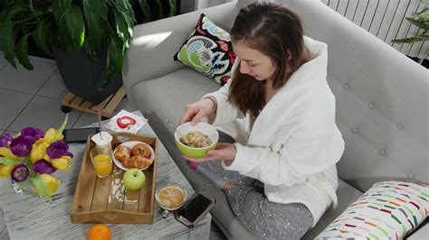 早上吃早饭的年轻女子视频特效素材 千库网