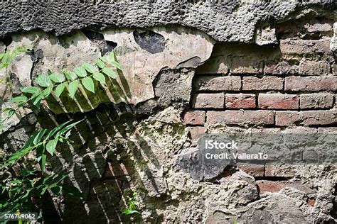 Batu Bata Tua Dengan Retak Beton Latar Belakang Grunge Foto Stok Unduh Gambar Sekarang Istock