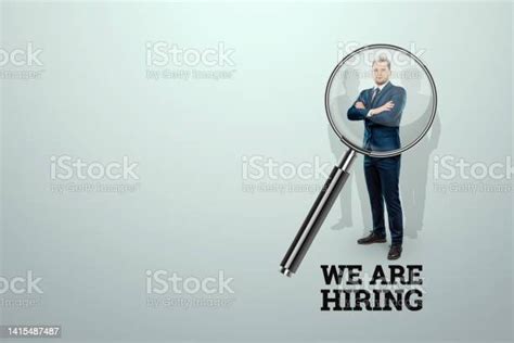 우리는 창조적 인 배경 전단지 템플릿을 고용하고 있습니다 신입 사원을 모집하고 우리는 우리 팀의 새로운 후보자를 찾고 있으며