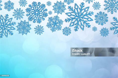 파란색 눈송이와 크리스마스 프레임입니다 장식 조각 색종이 조각 테두리입니다 반짝이 가루 반짝이 배경 0명에 대한 스톡 벡터 아트 및 기타 이미지 Istock