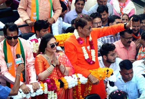 Tv Actors Deepika Chikhalia And Sunil Lahiri Campaign For Bjp Candidate Arun Govil Amid Lok