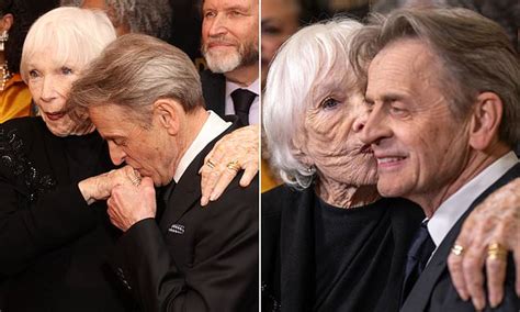 Shirley Maclaine 91 Plants A Kiss On Sex And The City Villain Mikhail