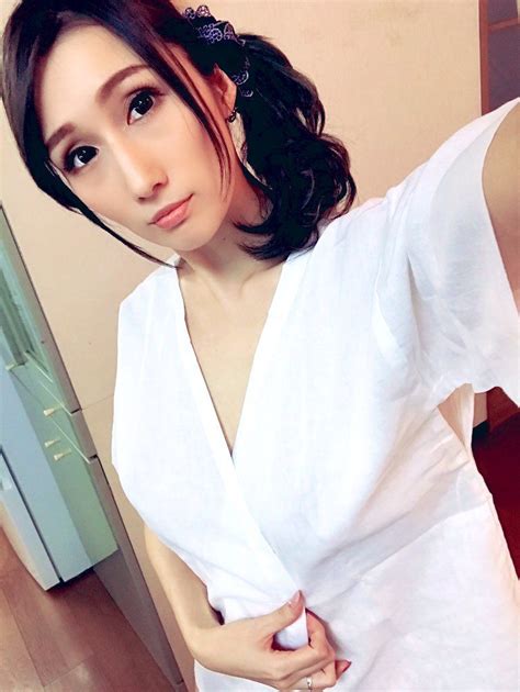 Gorgeous Julia Scrolller