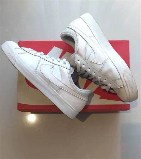 Nike All White Sneakers Fesyen Pria Sepatu Sneakers Di Carousell