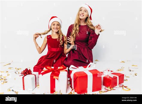 Joven Familia De Navidad Mam E Hija En Sombreros De Santa Teniendo