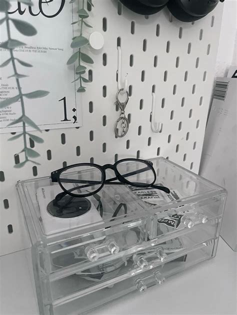 Stylish Glasses Decor For Your Bedroom