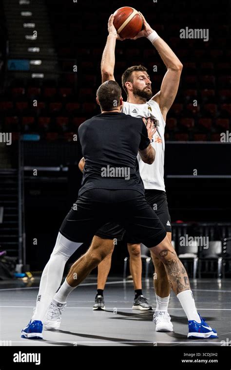 Daniel Theis Deutschland 10 Leon Kratzer Deutschland 34 Am Ball Em Vorbereitung Training