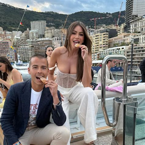 Sofia Vergara Cleavage 13