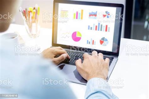 커피 컵 컴퓨터 스크린 그래픽과 차트와 사업가 작업 공간 노트북 가정의 방에 대한 스톡 사진 및 기타 이미지 가정의 방 경관 공란 Istock