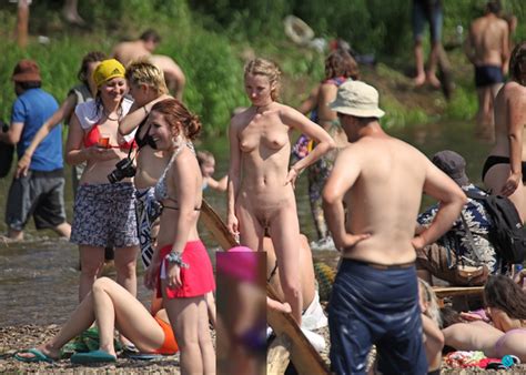 Foto De Shes Nude At The Stream By Their Campsite
