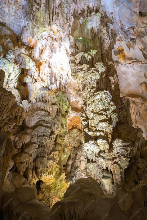 Premium Photo Beautiful Flowstone And Stalactites In Thien Cung Cave
