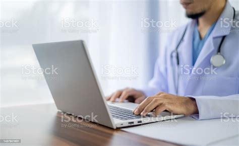 병원에서 일하는 컴퓨터를 사용하는 의사 데이터 환자 문서를 확인하는 컴퓨터를 사용하는 의사 건강 관리 병원 배경에 컴퓨터를 사용하는 의사 건강 진단에 대한 스톡 사진 및