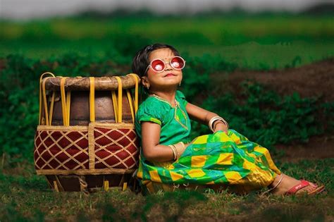Retrato De Una Niña India Una Niña Del Sur De Asia Divirtiéndose Sonriendo Frente A Mathalam