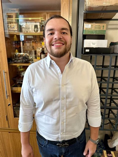 Allan Mendonça Da Camisaria Alexandre Mendonça Aterrissa Na Cidade Para Atendimento