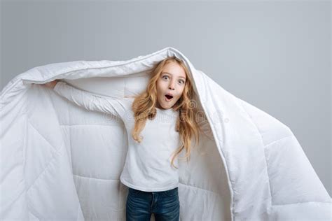 Emotionell Liten Flicka Som Har Gyckel Arkivfoto Bild Av Isolerat Dröm 80995044