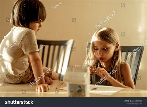 522 Sister Teaches Her Brother Immagini Foto Stock E Grafica