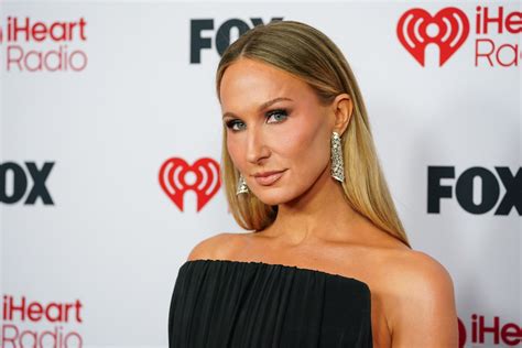 Nikki Glaser Se Mudó De Los Ángeles Para Conectar Más Con Su Familia