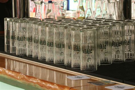 광택 깔끔한 깨끗한 노를 젓다 도기 레스토랑 마시는 것 막대기 맑은 맥주 머리 위로 모아 놓은 무리 바르웨어 반복 반사된 반짝반짝 빛나는