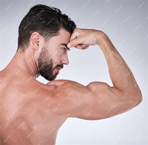 Flexión Del Hombre Del Músculo Del Brazo Con El Cuerpo Del Perfil De La