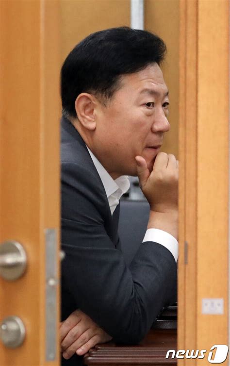 생각에 잠긴 류기정 사용자위원