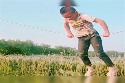 两岁的闺女趴在床前，一直在问刚生完宝宝的妈妈有没有事，太暖心宝宝妈妈闺女