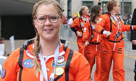 Amy Schumer Dons Nasa Suit For Womens March In Dc Daily Mail Online