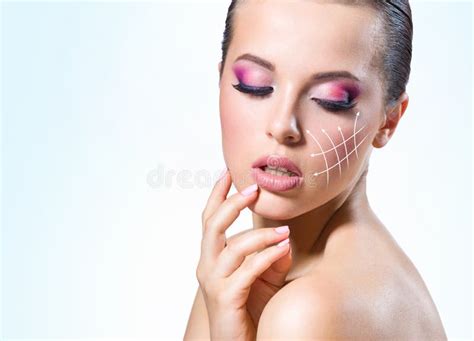 Lignes De Massage Sur Le Visage De La Fille Photo Stock Image Du