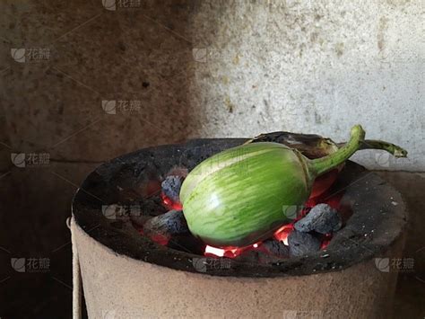 茄子或茄子在煤炉的火焰上烘烤。